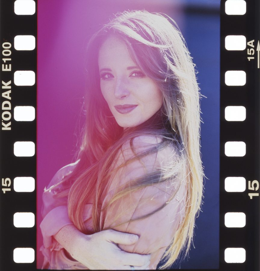 LADYGUNN – SINGER/SONGWRITER EMILY HACKETT REVEALS 'HANGOVERS & HEARTBREAK'