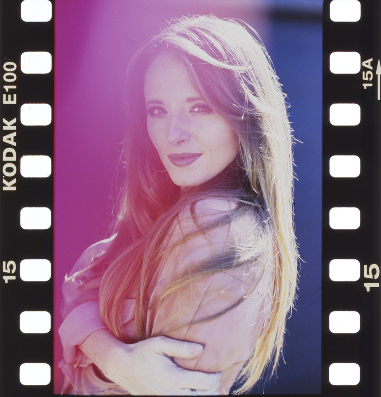 LADYGUNN – SINGER/SONGWRITER EMILY HACKETT REVEALS 'HANGOVERS & HEARTBREAK'