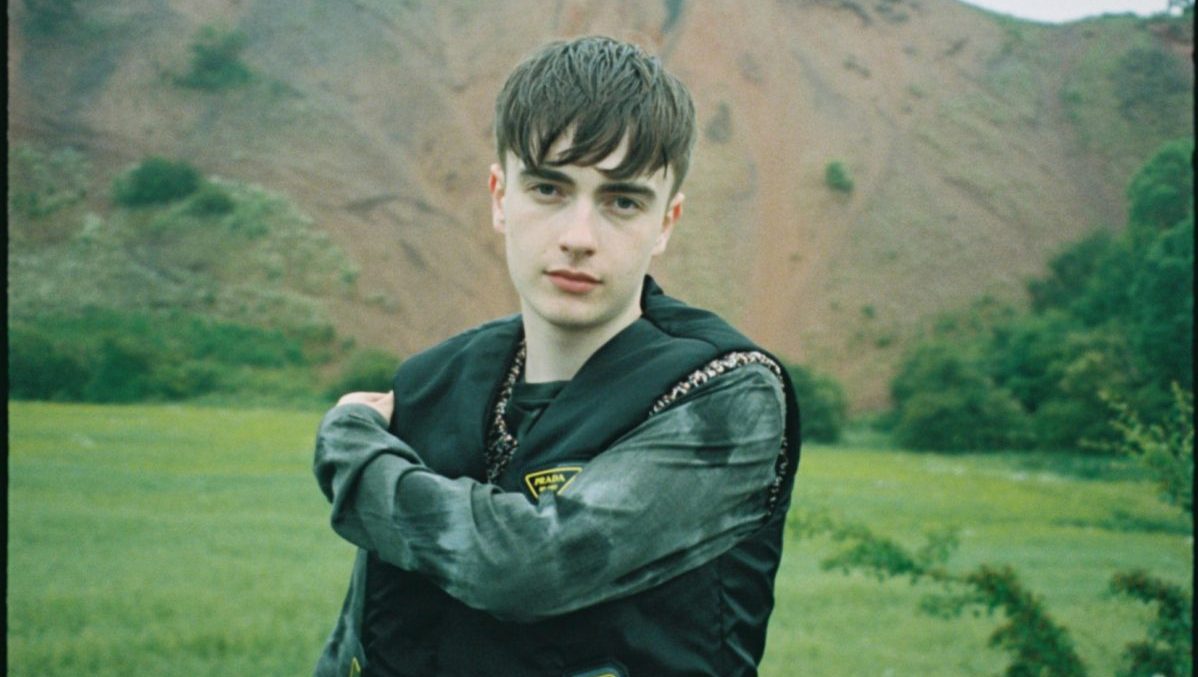 Scottish singer Dylan Fraser drops moody new single "Vipers"