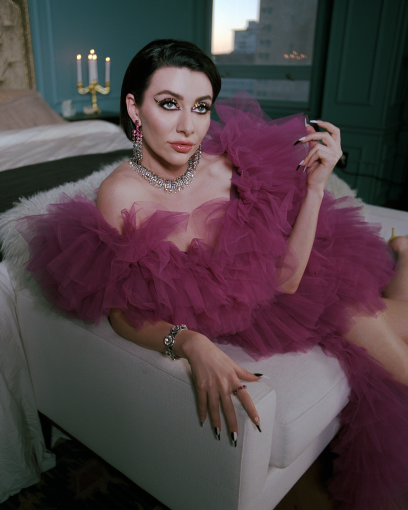 LADYGUNN – QVEEN HERBY INVITES US INTO HER QVEENDOM