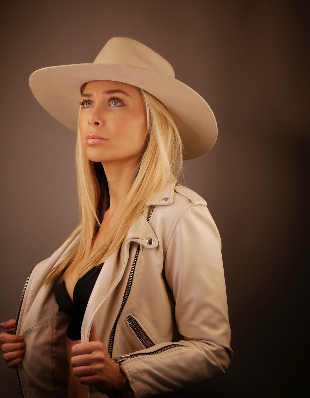 LADYGUNN – LIGHTS, CAMERA & MIKA BOOREM