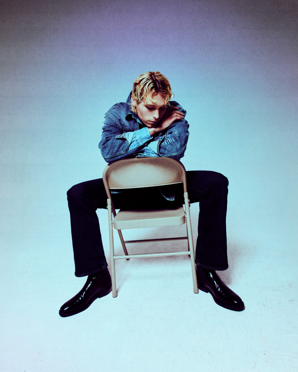 LADYGUNN – LUKE HEMMINGS OF 5SOS GOES SOLO: GET READY FOR A FOREVER SUMMER